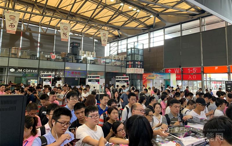 WAIE真粉3万人参加“2019第四届上海国际人工智能展览会暨人工智能产业大会” – AI魔法助手